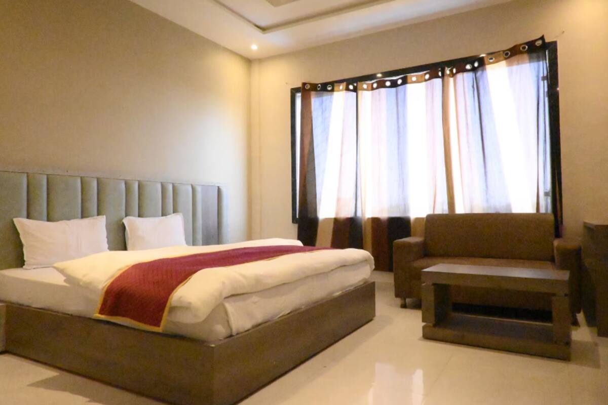 Quarto casal superior, vista para a cidade | Escrivaninha, Wi-Fi de cortesia