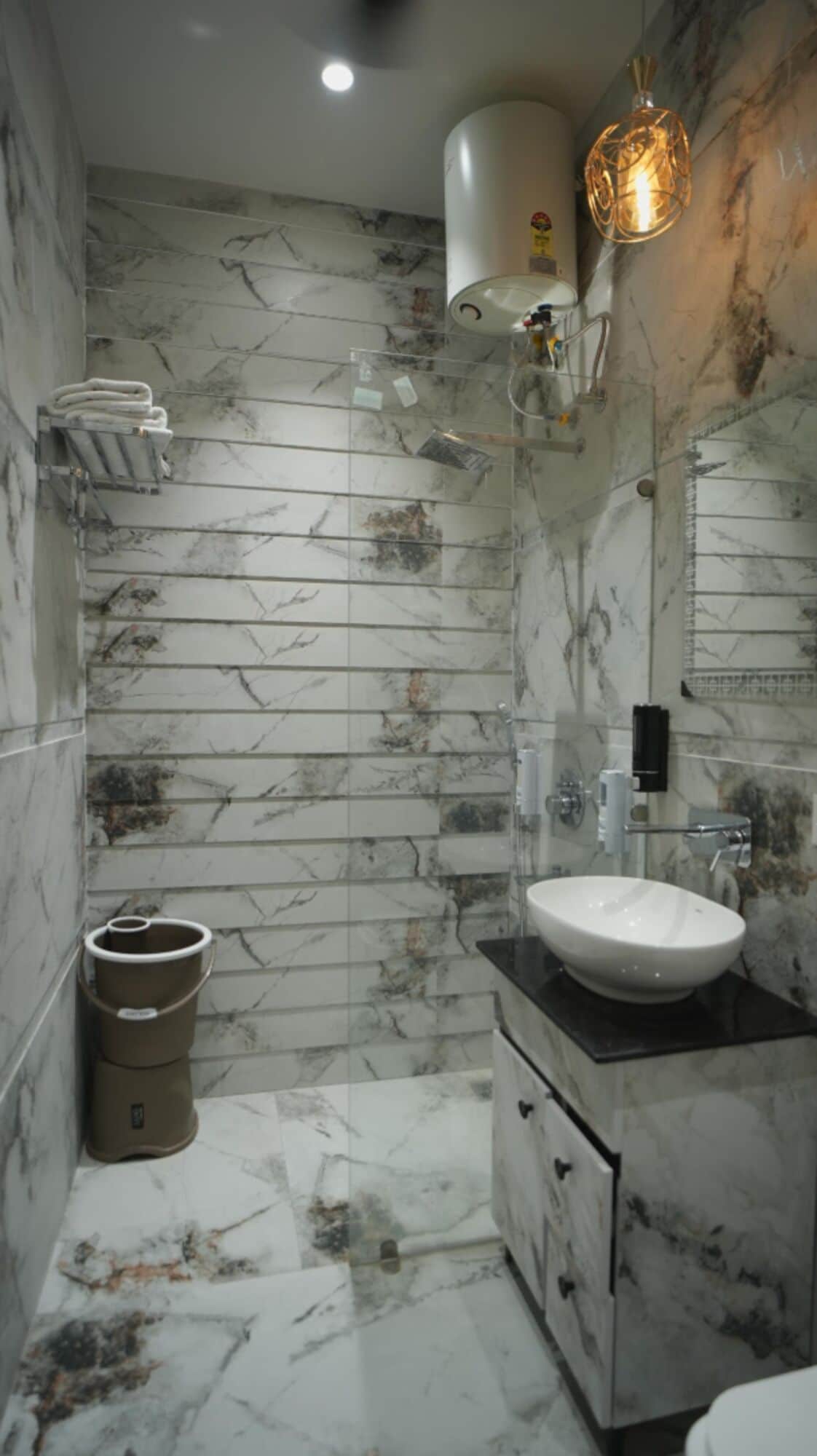 Quarto casal com design assinado, vista para a cidade | Banheiro | Chuveiro, produtos de toalete grátis, toalhas de banho 