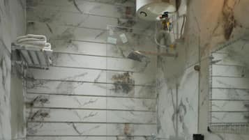 Quarto casal com design assinado, vista para a cidade | Banheiro | Chuveiro, produtos de toalete grátis, toalhas de banho