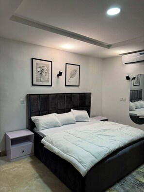 Quarto Júnior, varanda, Vista para a cidade | Secretária, secretária adequada para computadores portáteis 