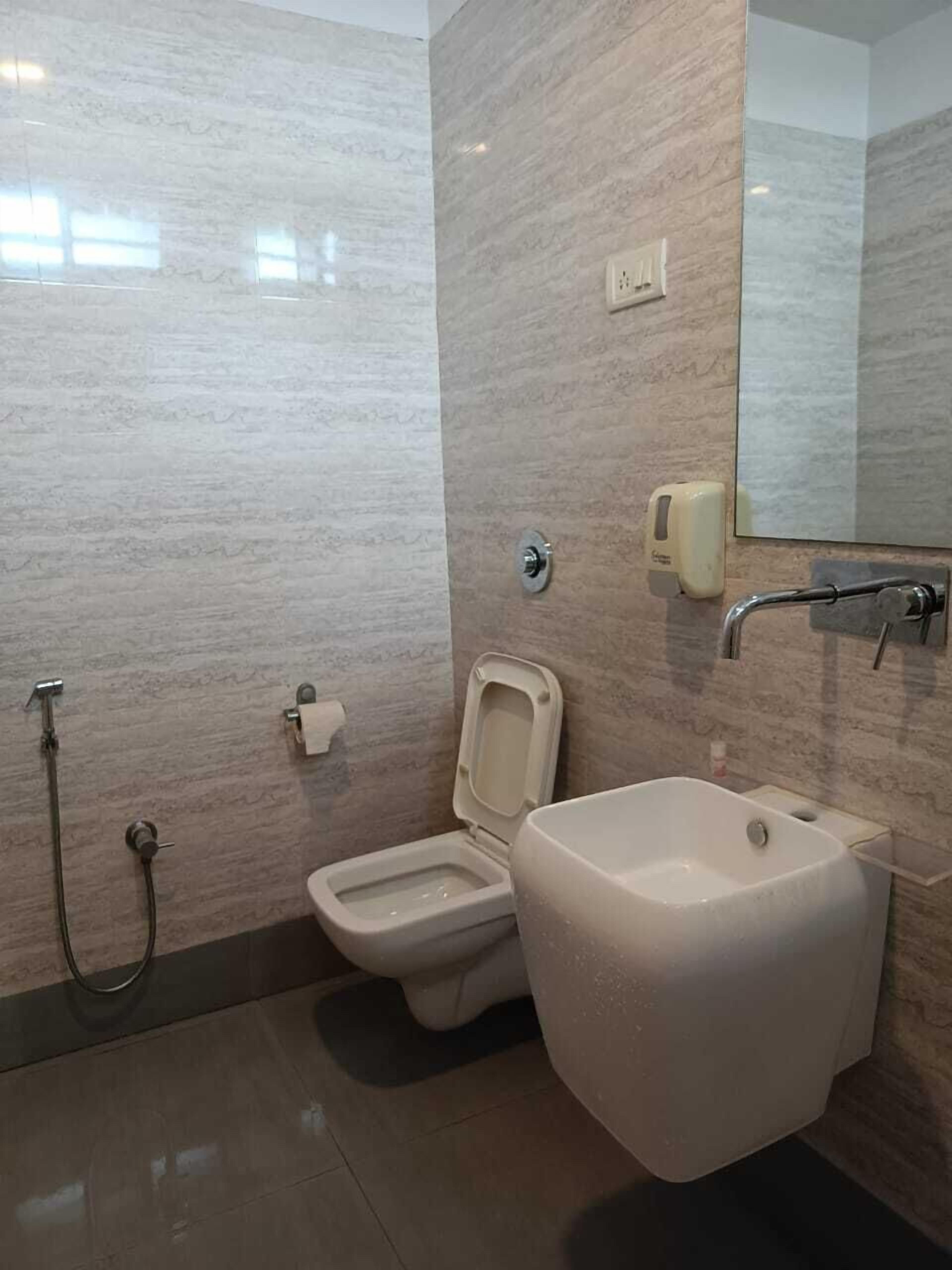 Quarto Duplo de Luxo | Casa de banho | Um polibã, toalhas fornecidas, sabão, champô 