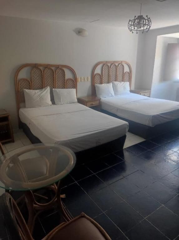 Quarto família, 2 camas de casal | Escrivaninha, Wi-Fi de cortesia, roupa de cama