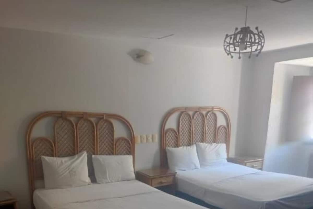Quarto família, 2 camas de casal | Escrivaninha, Wi-Fi de cortesia, roupa de cama