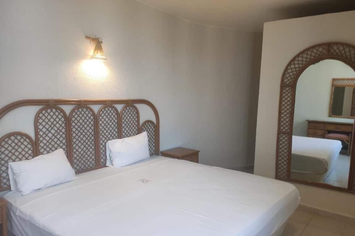 Quarto standard | Escrivaninha, Wi-Fi de cortesia, roupa de cama