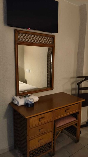 Quarto standard | Escrivaninha, quartos à prova de som, Wi-Fi de cortesia, roupa de cama