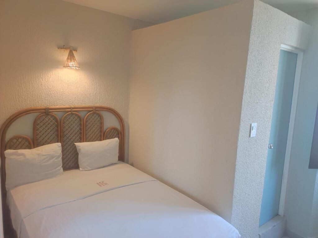 Quarto básico | Escrivaninha, Wi-Fi de cortesia, roupa de cama