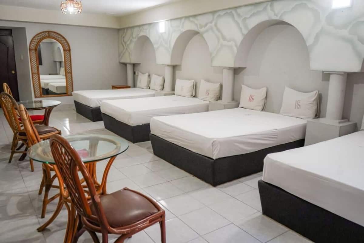 Quarto família, várias camas | Escrivaninha, Wi-Fi de cortesia, roupa de cama