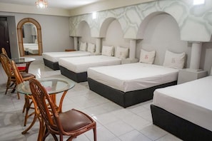 Quarto família, várias camas | Escrivaninha, Wi-Fi de cortesia, roupa de cama