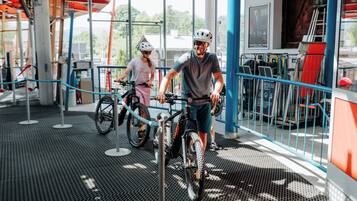 Espaço coberto ao ar livre com bicicletas e uma pessoa.