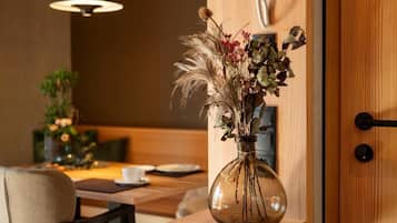 Apartamento Design, varanda, vista para a montanha | Restaurantes