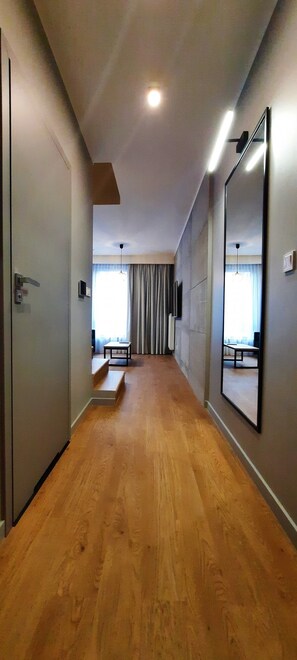 (313) Two-Level Apartment with 2 Bedrooms | Individualmente mobiliados, escrivaninha