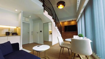 (305) Apartment with Mezzanine and Balcony | Individualmente mobiliados, escrivaninha