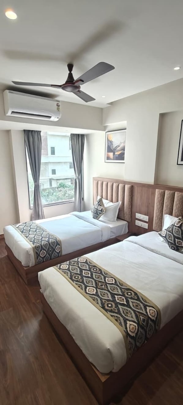 Quarto Twin Básico | Secretária, Wi-fi grátis, roupa de cama fornecida