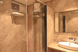 Quarto Premium | Casa de banho | Um polibã, artigos de higiene pessoal grátis, toalhas fornecidas, sabão