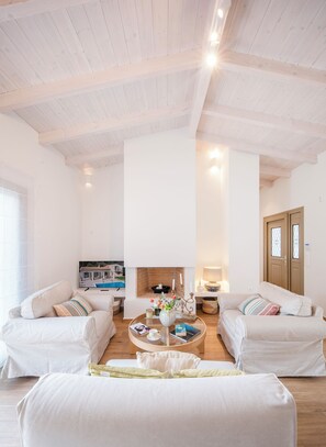 Vila, vista para a piscina | Área de estar | TV de tela plana 40 polegadas com canais digitais