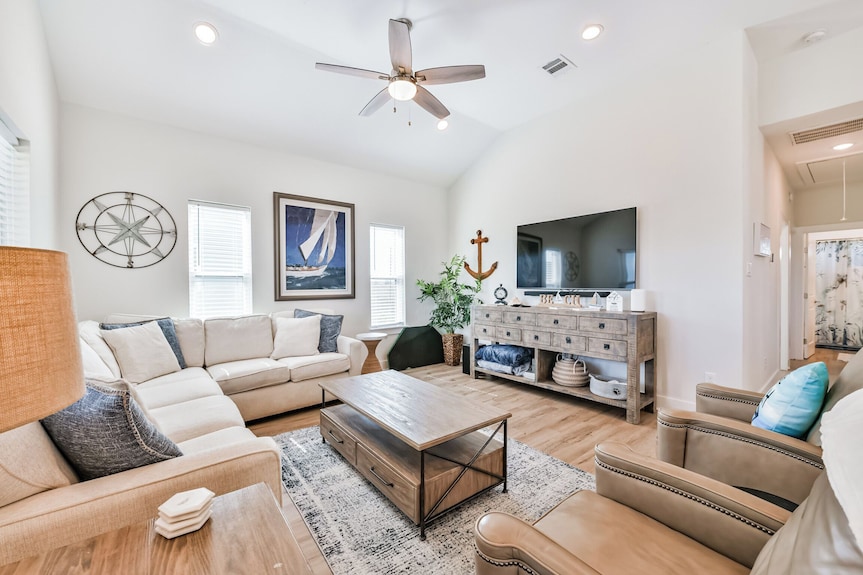 Blessing By The Bay | Community Pool | Sleeps 8 - Galveston, TX