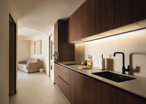 Apartamento Comfort, 2 quartos | Cozinha privada | Um frigorífico, um micro-ondas, um forno, uma placa de cozinha 