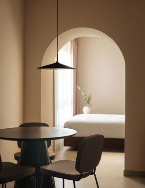 Estúdio, 1 cama de casal e sofá-cama | Com decoração personalizada, com mobília individualizada, secretária 