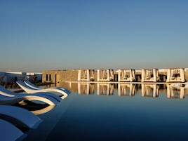 Piscina externa, funciona das 9h às 19h, espreguiçadeiras