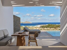 Suíte com design assinado, vista para o mar