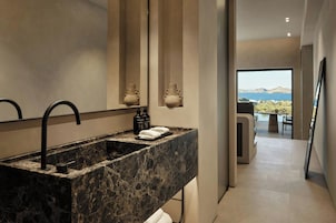 Suíte elite, 1 cama King, sacada, vista para o mar | Banheiro | Chuveiro, produtos de toalete grátis, secador de cabelo