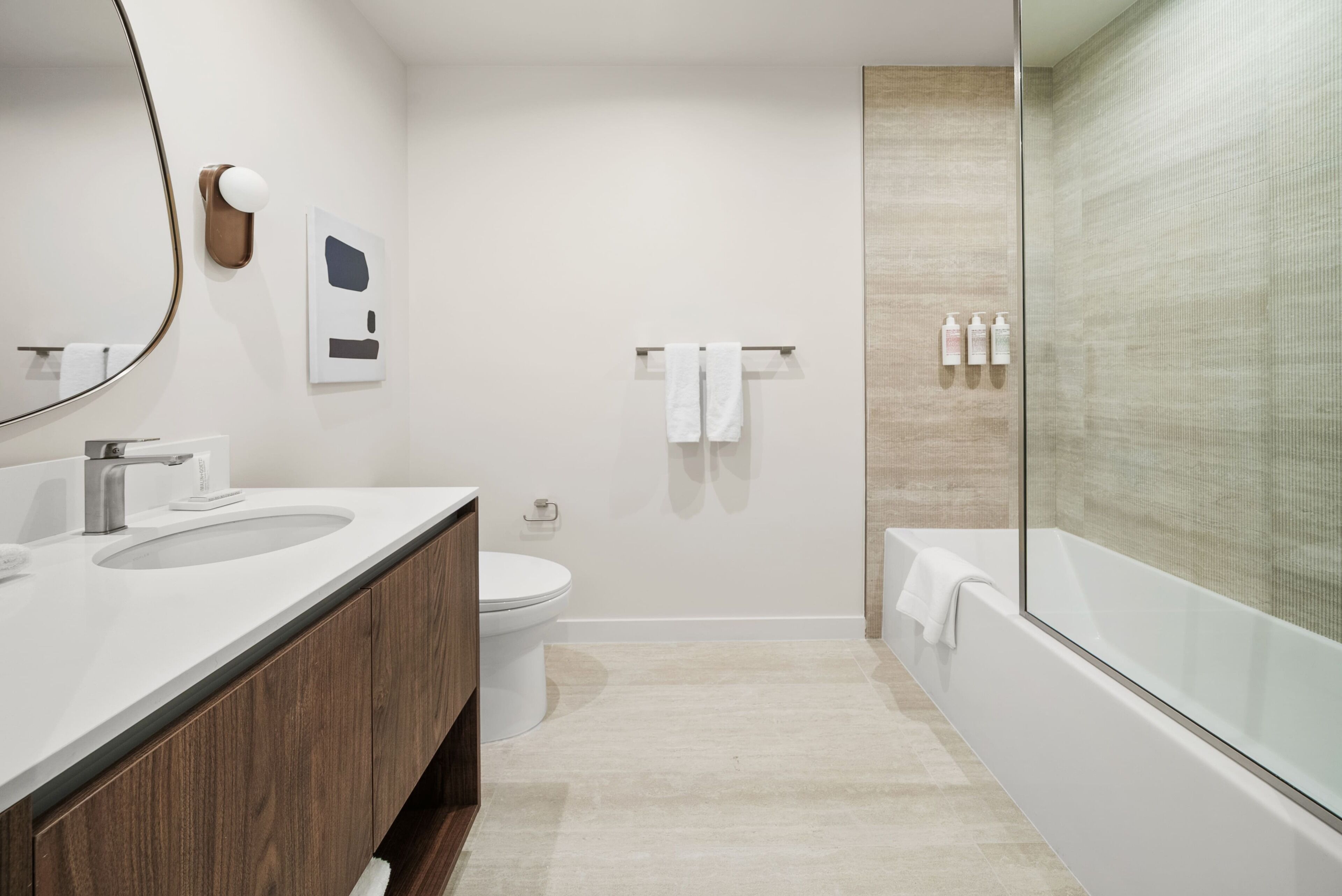 Chuveiro/banheira combinados, produtos de toalete grátis