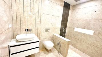 Quarto superluxo | Banheiro | Produtos de toalete grátis, sabonete, shampoo, papel higiênico