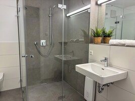 Apartamento, varanda | Casa de banho | Um polibã