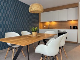 Apartamento, varanda | Restaurantes