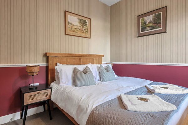 Pools Cottage 5 - The Racquet Room - Coventry