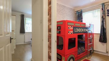 2 quartos, com decoração personalizada, com mobília individualizada