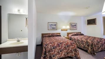 Quarto Duplo Deluxe, vista para a colina | Secretária, secretária adequada para computadores portáteis