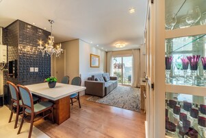 Apartamento Romântico, 1 cama queen-size e sofá-cama, vista para o jardim, junto ao jardim | Sala de estar | Smart TV de 45 polegadas com canais digitais, Netflix