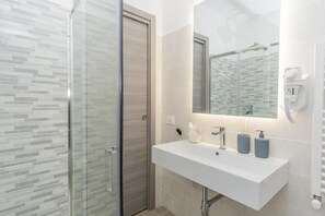 Mergellina | Banheiro | Chuveiro, secador de cabelo, toalhas de banho, sabonete