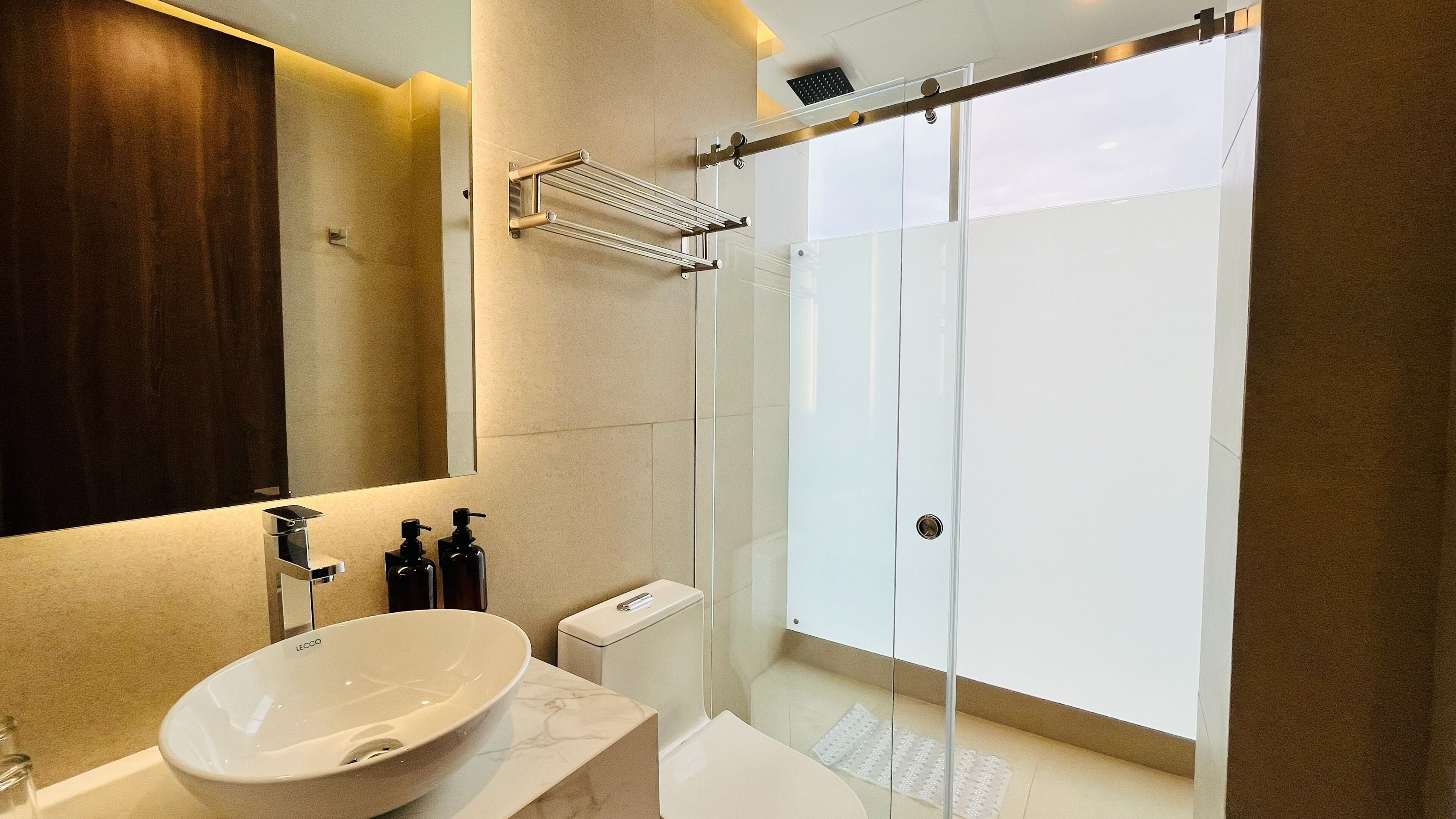 Habitación Ejecutiva Deluxe | Banheiro | Chuveiro, toalhas de banho, sabonete, shampoo