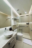 Habitación Accesible | Casa de banho | Um polibã, toalhas fornecidas, sabão, champô