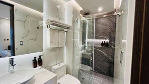 Habitación Ejecutiva Clásica | Banheiro | Chuveiro, toalhas de banho, sabonete, shampoo