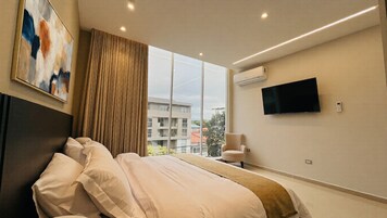 Quarto júnior | Edredons de pluma, frigobar, cofres nos quartos, escrivaninha