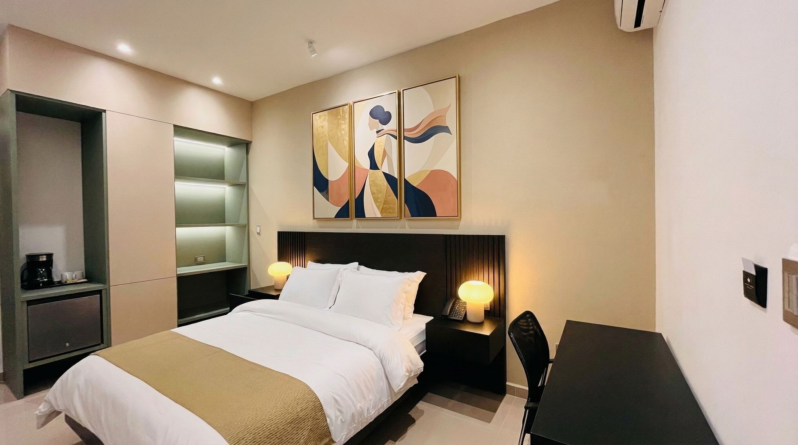 Quarto clássico | Cofres nos quartos, escrivaninha, espaço de trabalho para notebook