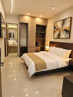 Habitación Accesible | Edredões de penas, minibar, cofre no quarto, secretária