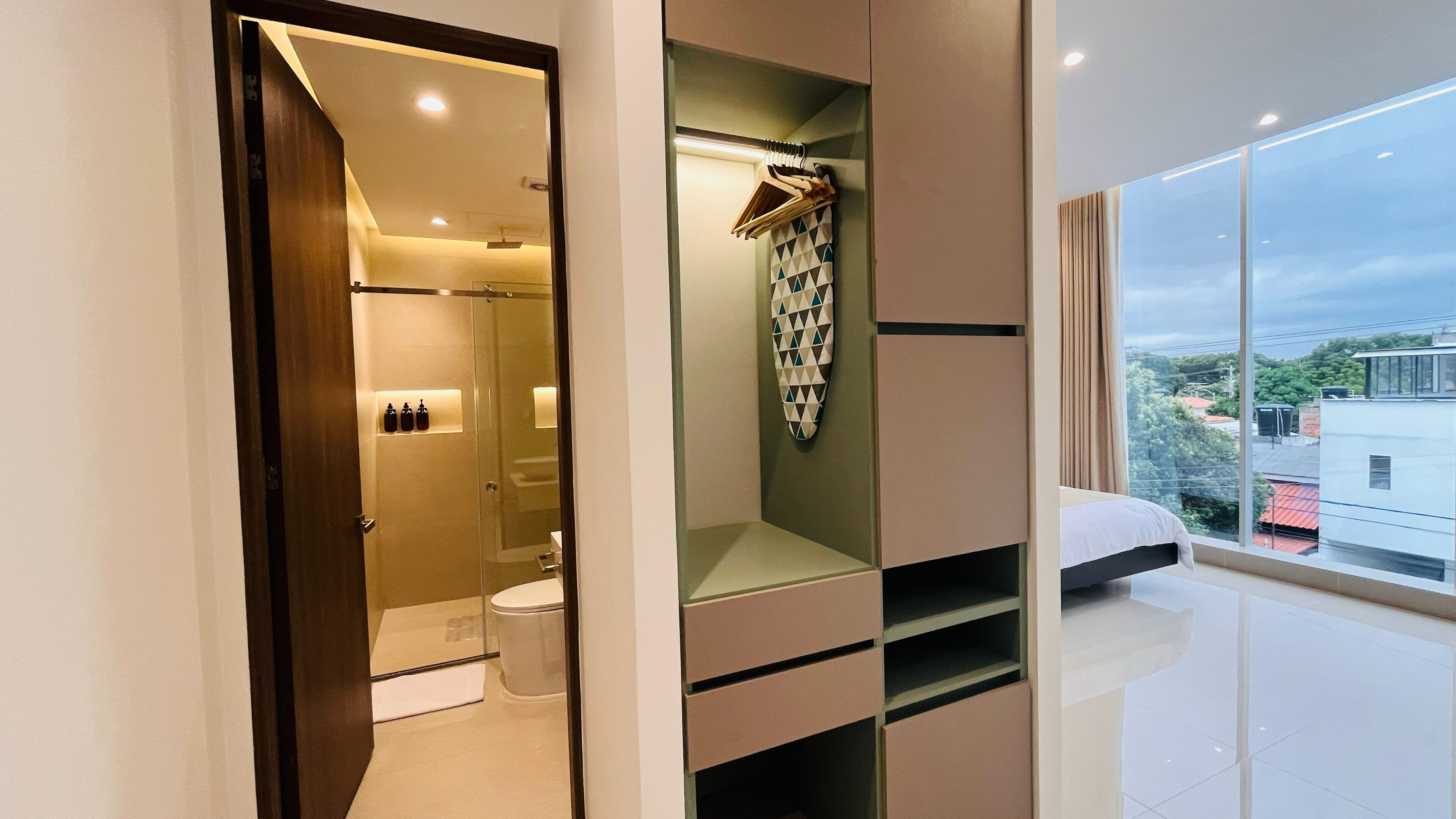 Quarto júnior | Cofres nos quartos, escrivaninha, espaço de trabalho para notebook