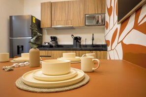 Apartamento Design, 2 quartos, varanda | Cozinha privada | Um micro-ondas, uma placa de cozinha, utensílios de cozinha 