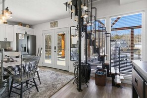 Casa, várias camas, pátio, Vista para a cidade (Copper Top Retreat) | 2 quartos, com decoração personalizada, com mobília individualizada 