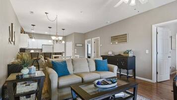 Condo, várias camas, acesso à piscina (Between Games)