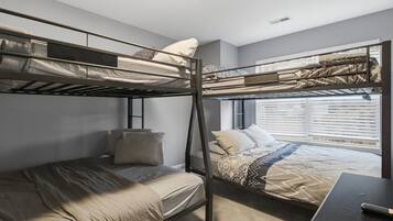 Apartamento em Condomínio Fechado, várias camas, acesso à piscina (Sun-Kissed Serenity) | 4 quartos, com decoração personalizada, com mobília individualizada