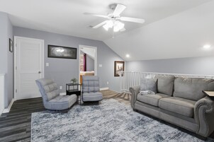 Condo, várias camas, acesso à piscina (Sun-Kissed Serenity) | Área de estar