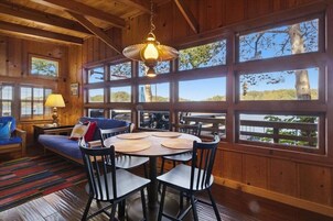 Casa, várias camas, pátio (Lakefront Lucky Charmer) | 3 quartos, com decoração personalizada, com mobília individualizada 