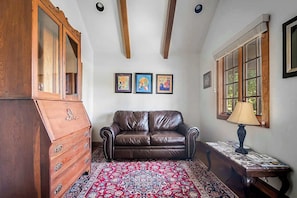 Cabana, 1 cama King, varanda, vista para o jardim (9996 US-290 Messina) | Área de estar