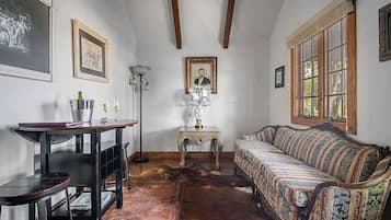 Casa, 1 cama king-size, pátio, vista para o jardim (9996 US-290 Hof) | Sala de estar