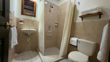 Quarto triplo clássico, varanda, vista para o pátio | Banheiro | Chuveiro, produtos de toalete grátis, toalhas de banho, sabonete